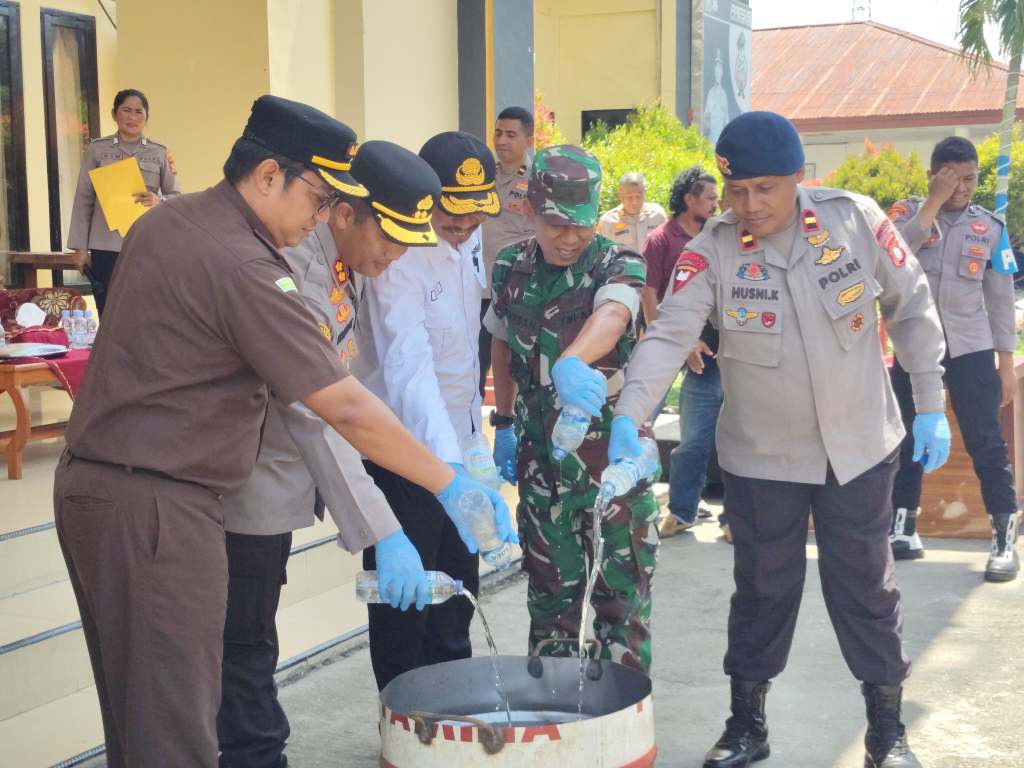 Polres Sula Musnahkan Ratusan Botol Miras Jenis Cap Tikus - Klikfakta